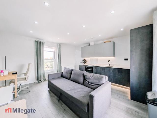 London Road, Sevenoaks TN13 2 bed flat to rent £1,745 pcm £403 pw