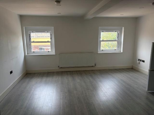 London Road, Southend On Sea SS1, 2 bed flat to rent, £5,161 pcm | PrimeLocation