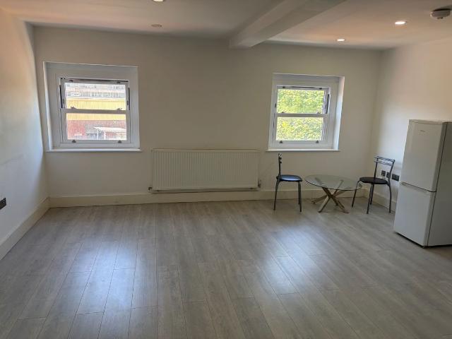 London Road, Southend On Sea SS1, 2 bed flat to rent, £1,250 pcm | PrimeLocation