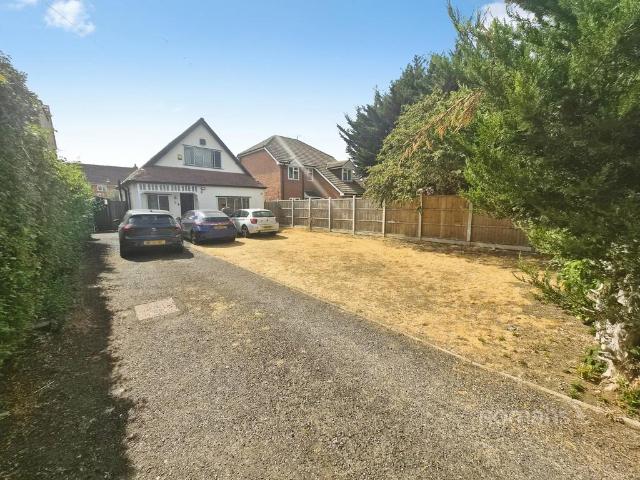 London Road, Slough, Berkshire, SL3 3 bed detached house to rent £2,850 pcm £658 pw