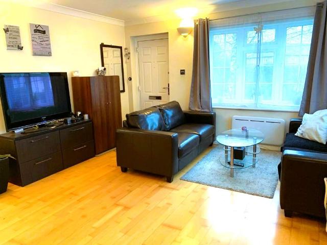 London Road, Slough SL3, 1 bed flat to rent, £1,200 pcm | PrimeLocation
