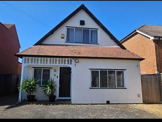 London Road, Slough, SL3 3 bed detached house to rent £2,850 pcm £658 pw