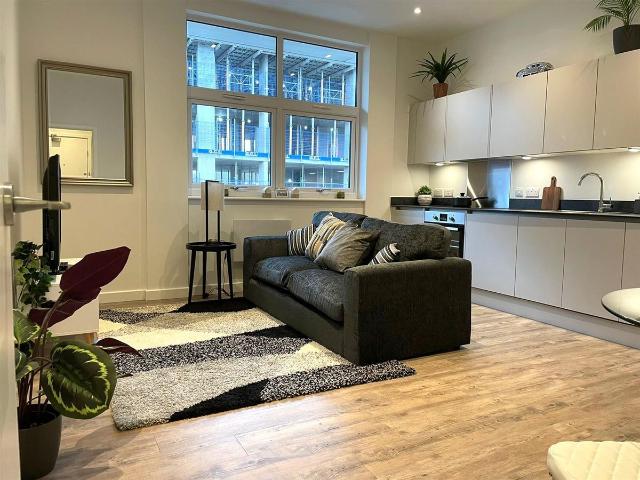London Road, Staines Upon Thames TW18, 2 bed flat to rent, £1,795 pcm | PrimeLocation
