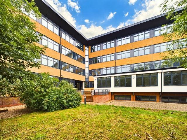 London Road, Staines upon Thames. 1 bed apartment to rent £1,450 pcm £335 pw