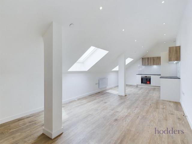 London Road, Staines upon Thames. 1 bed apartment to rent £1,450 pcm £335 pw