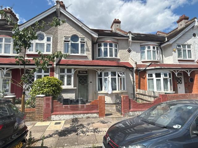 London, Tooting SW17, Tooting, 3 bed flat to rent, £3,200 pcm | PrimeLocation