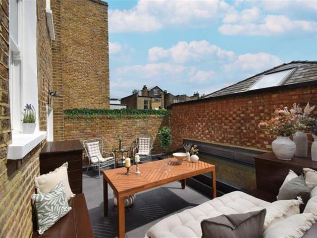 London W11 3 bed maisonette to rent £10,000 pcm £2,308 pw