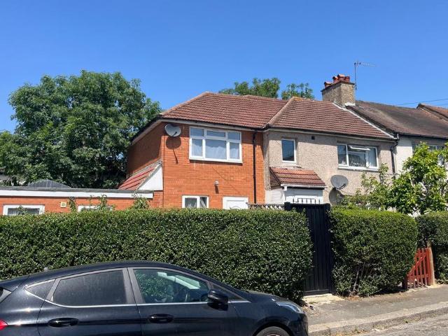 London W5 3 bed detached house to rent £2,800 pcm £646 pw