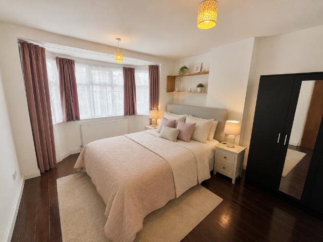 London W7 3 bed end of terrace house to rent £2,700 pcm £623 pw