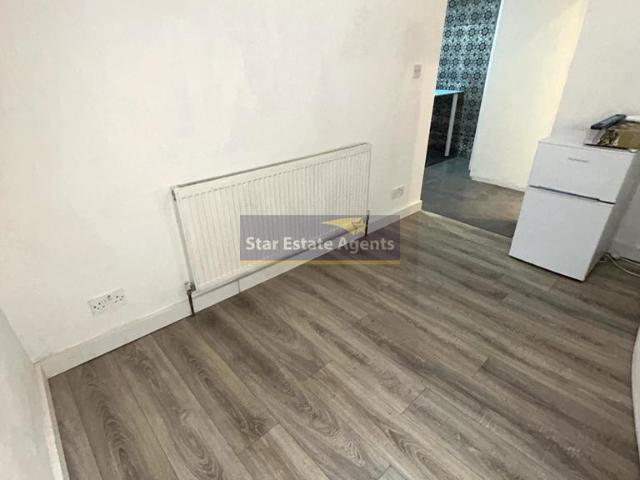London W7 Studio to rent £1,050 pcm £242 pw