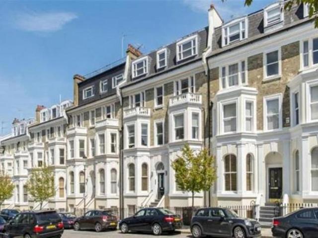London W8 2 bed apartment to rent £4,507 pcm £1,040 pw