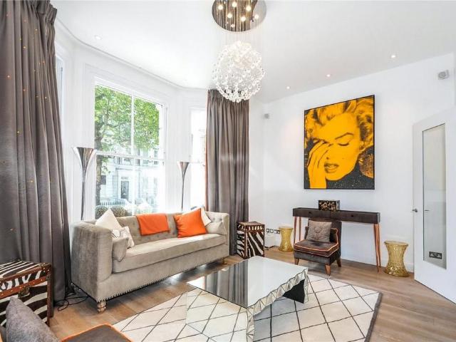 London W8 2 bed flat to rent £4,996 pcm £1,153 pw