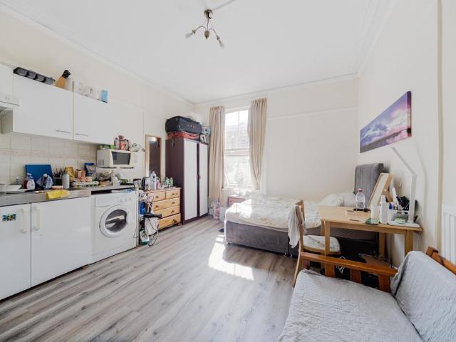 London W8 Studio to rent £1,650 pcm £381 pw