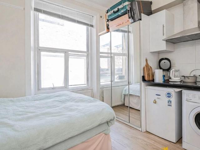 London W8 Studio to rent £1,668 pcm £385 pw
