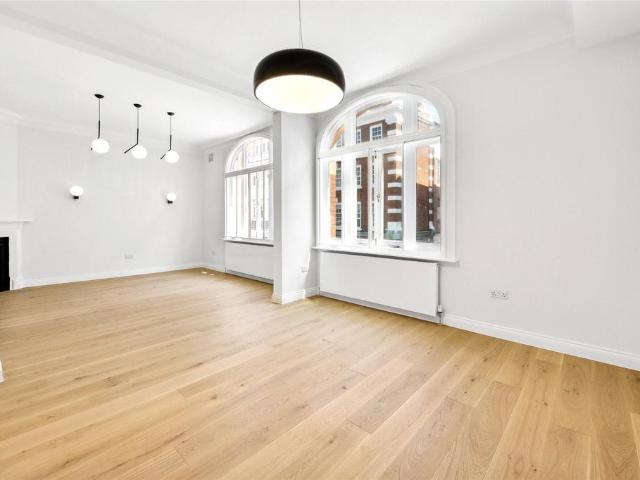 Long Acre, Covent Garden, WC2E 3 bed apartment to rent £5,200 pcm £1,200 pw