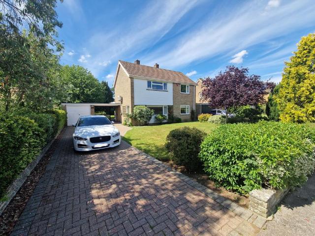 Long Buftlers, Harpenden, AL5 4 bed property to rent £3,950 pcm £912 pw