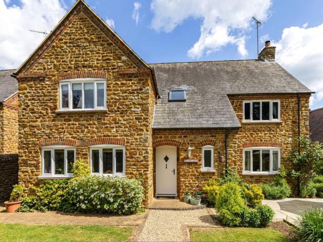 Long Barrow Chipping Warden OX17 4 bed detached house to rent £2,800 pcm £646 pw