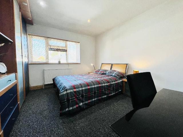 Long Drive, East Acton, London W3, Room to rent, £800 pcm | PrimeLocation