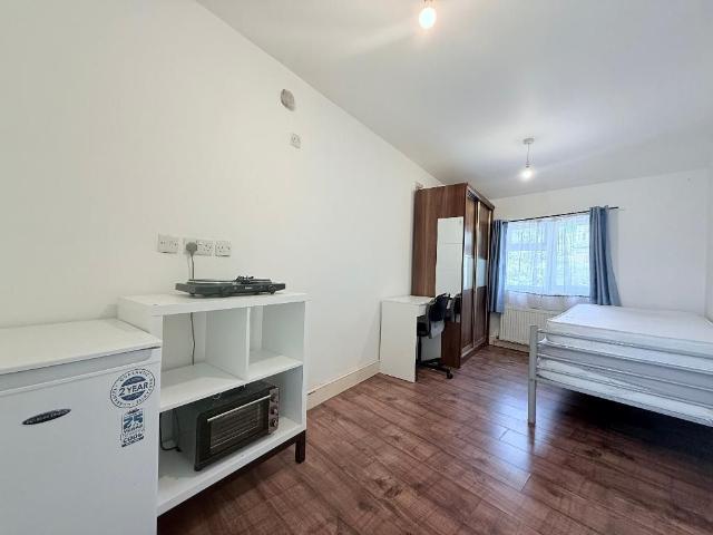Long Drive, East Acton, London W3, Room to rent, £950 pcm | PrimeLocation