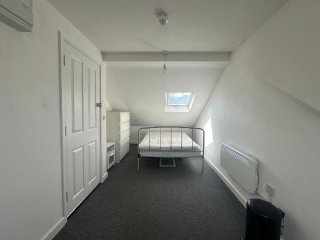 Long Drive, East Acton, London, W3 7PP Flat to rent £1,050 pcm £242 pw