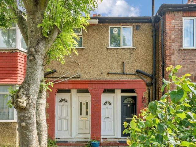 Long Drive, Greenford, Middlesex UB6, 1 bed flat to rent, £1,425 pcm | PrimeLocation