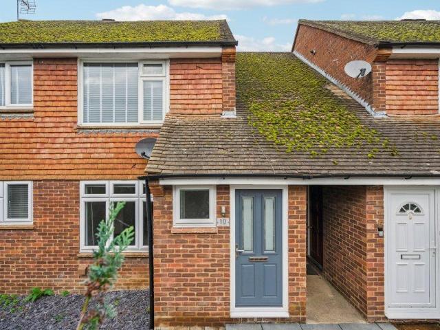 Long Grove, Seer Green, Beaconsfield. 2 bed apartment to rent £1,800 pcm £415 pw