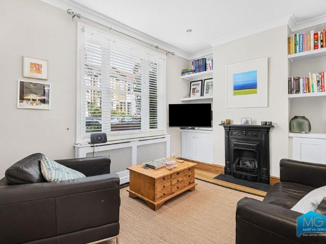 Long Lane, East Finchley, London, N2 3 bed terraced house to rent £2,900 pcm £669 pw