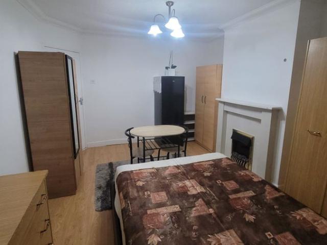 Long Lane, Stanwell TW19, Room to rent, £700 pcm | PrimeLocation