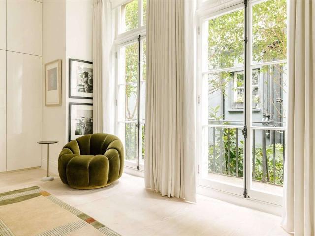 LONG LET A beautifully presented one bedroom property with balcony