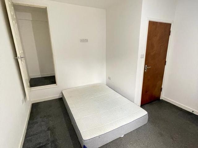 Long Street Room 4
