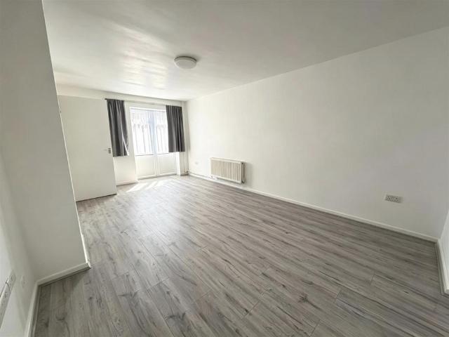 Longcroft Drive, Hertfordshire EN8 3 bed house to rent £1,950 pcm £450 pw