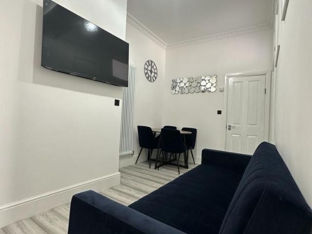Longbridge road SW5 2 bed flat to rent £3,300 pcm £762 pw