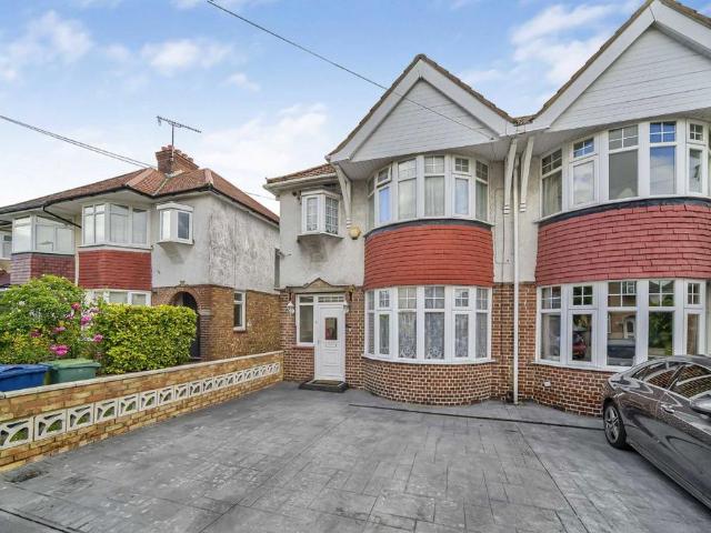 Longford Avenue, Southall UB1 4 bed house to rent £2,400 pcm £554 pw