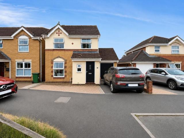 Longfellow Close, Swindon SN25 3 bed detached house to rent £1,550 pcm £358 pw