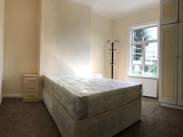 Longley Road, London SW17, Room to rent, £800 pcm | PrimeLocation