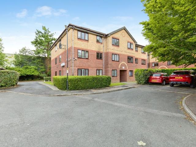 Longmere Road St. Georges Court, Crawley RH10, 2 bed flat to rent, £1,450 pcm | PrimeLocation