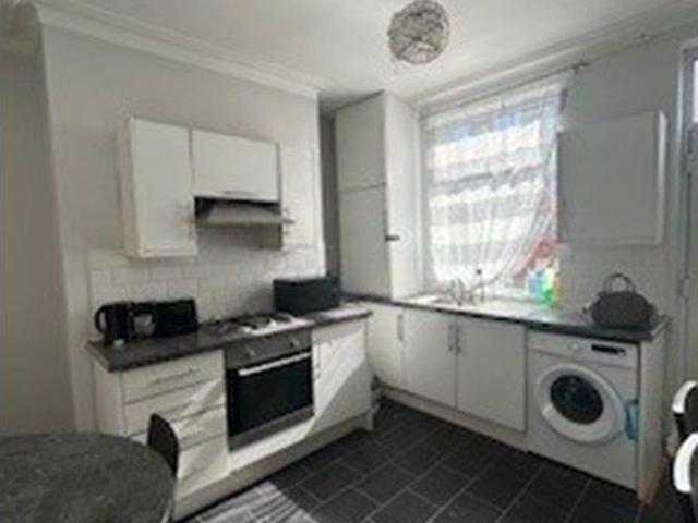 Longroyd Grove, Leeds LS11, Room to rent, £433 pcm | PrimeLocation