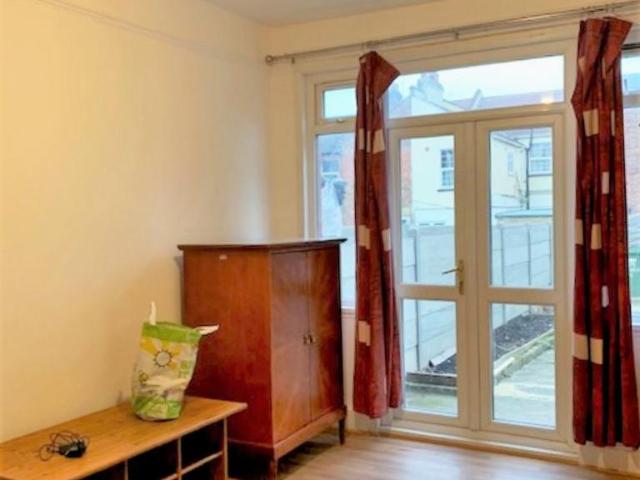 Lonsdale Avenue, Wembley HA9 4 bed semi detached house to rent £2,700 pcm £623 pw