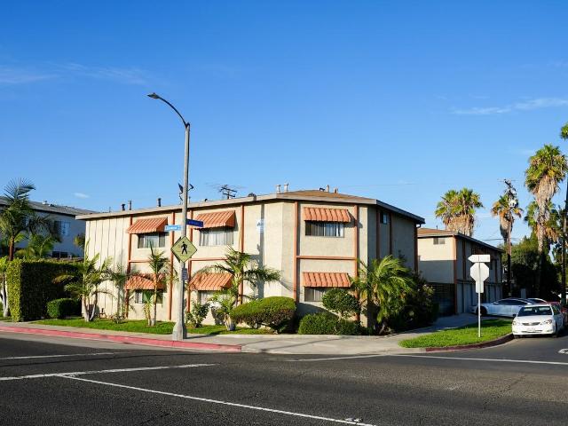 Look and Lease Special One Month Free rent 1 Bedroom Apartment for Rent at 4500 N Lakewood Blvd, Long Beach, CA 90808 Lakewood Village