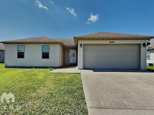 LOOK AND LEASE SPECIAL: FREE REFRIGERATOR WITH MOV 406 W Summ.