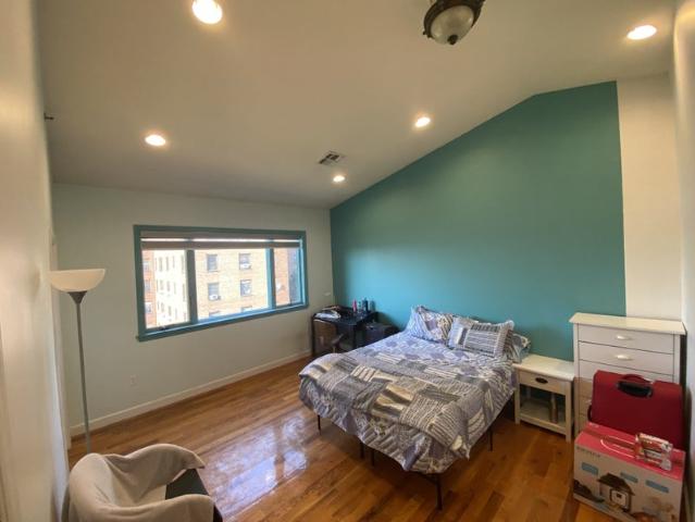 LOOKING FOR 1 ROOMMATE TO FILL PENTHOUSE MASTER BR
