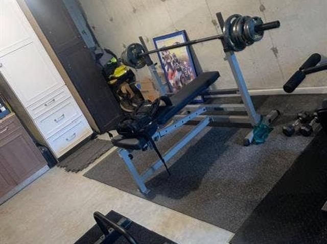 Looking for 2 roomates