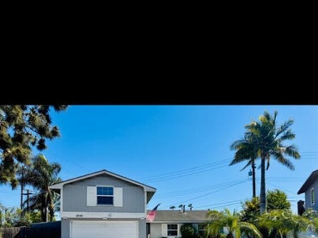LOOKING FOR 2 roommates