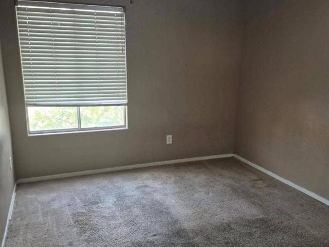 Looking for 2 roommates to share
