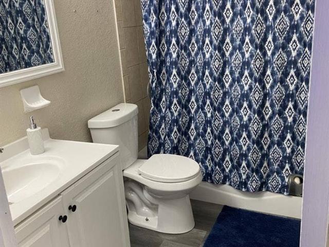 Looking For A Female Roomate
