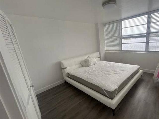 Looking for a female roomate