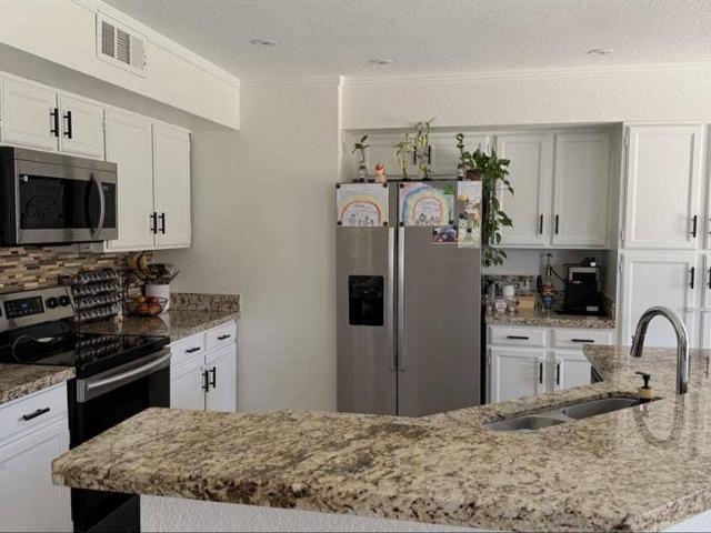 Looking for a female roomate