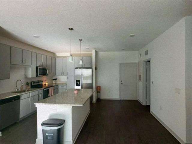 Looking for a female roommate