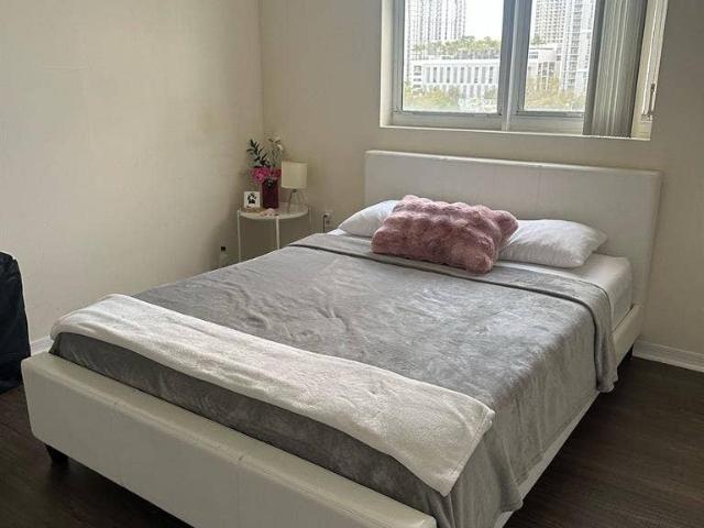Looking for a female roommate
