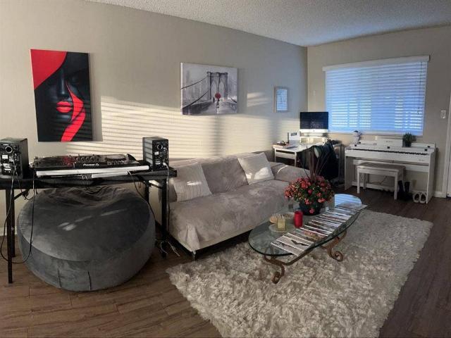 Looking for a female roommate in SD